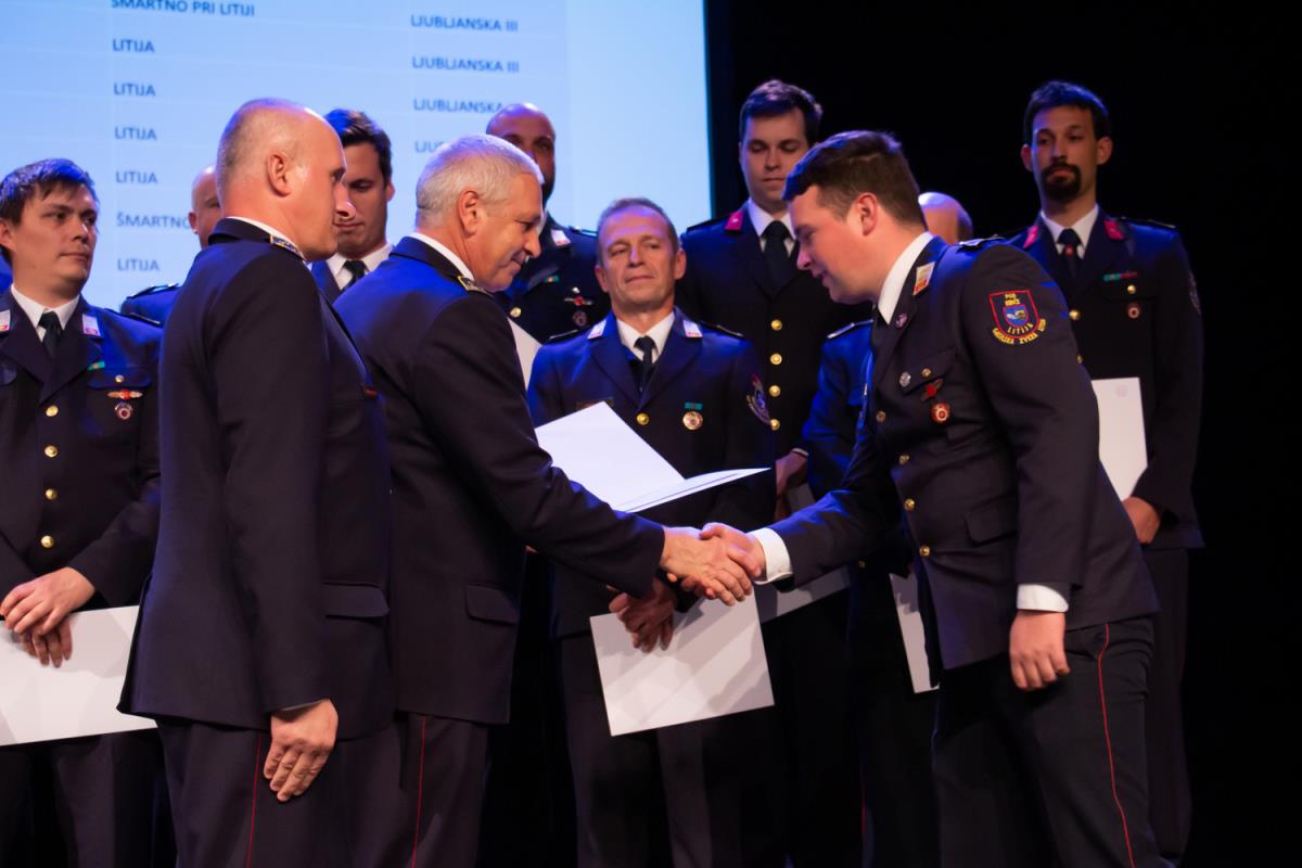 Slavnostna podelitev listin o napredovanju v čine gasilski častnik ...