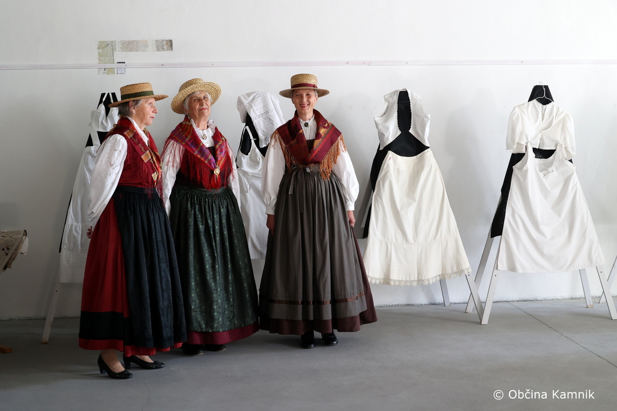 Odprtje razstave »Spodi nč, gor pa bl mau« v Samostanu Mekinje - kamnik.si